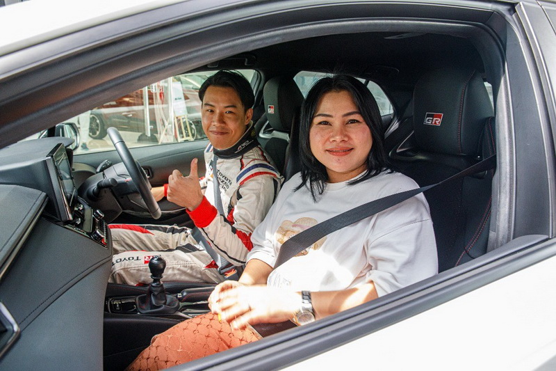 แฟนคลับฟิน! กระทบไหล่ ป๊ายปาย โอริโอ ดารานักแข่งคนใหม่ ในกิจกรรม Toyota ALIVE Racing in Motion ...